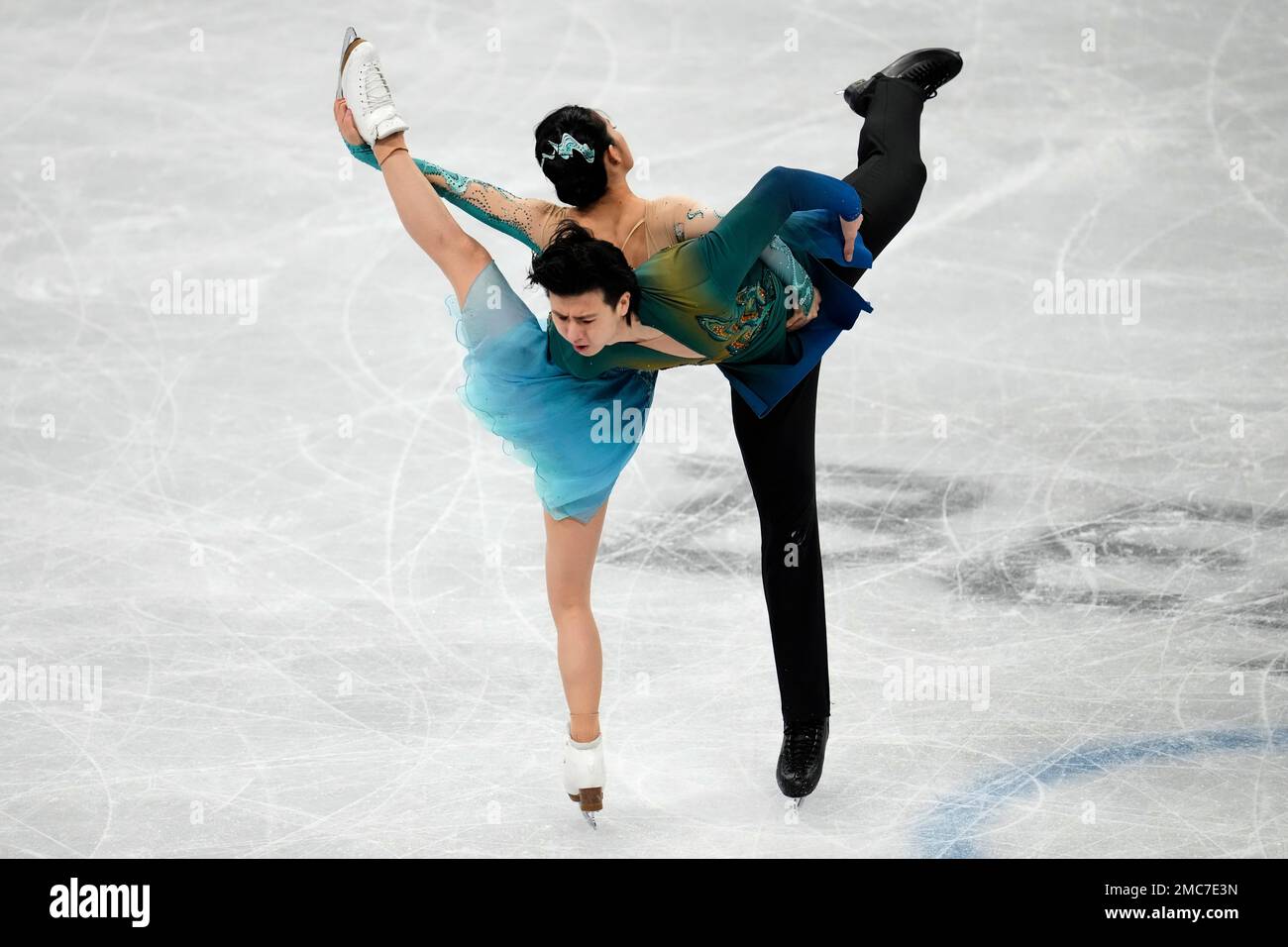 Wang Shiyue and Liu Xinyu, of China, perform their routine in the ice ...