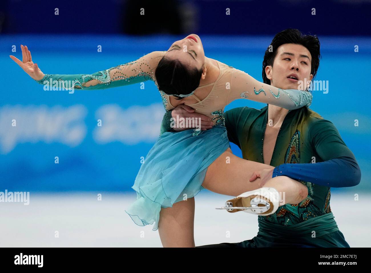 Wang Shiyue and Liu Xinyu, of China, perform their routine in the ice ...