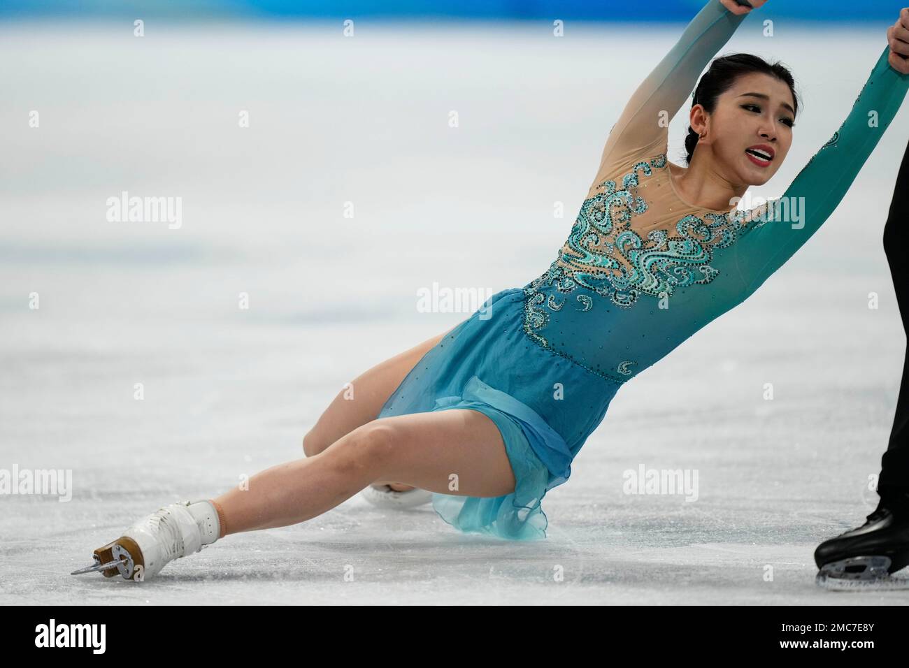 Wang Shiyue and Liu Xinyu, of China, perform their routine in the ice ...