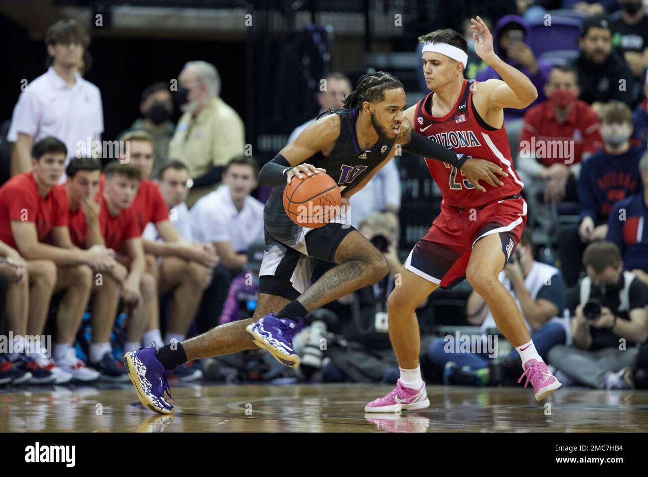 Washington's PJ Fuller drives against Arizona's Kerr Kriisa during the ...