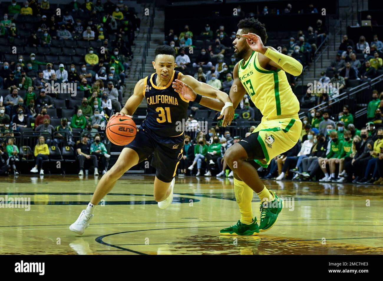 California guard Jordan Shepherd (31) is guarded by Oregon forward ...