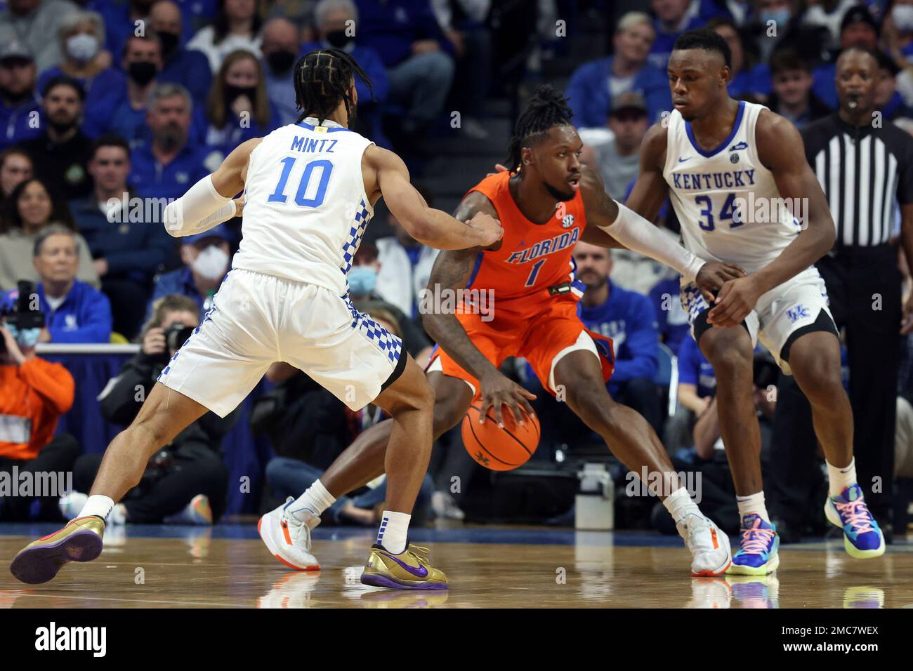 Florida's CJ Felder (1) looks for an opening between Kentucky's Davion ...