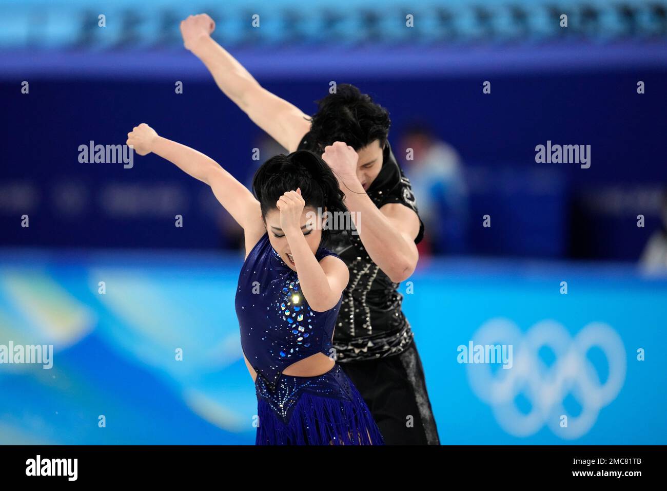 Wang Shiyue and Liu Xinyu, of China, perform their routine in the ice ...