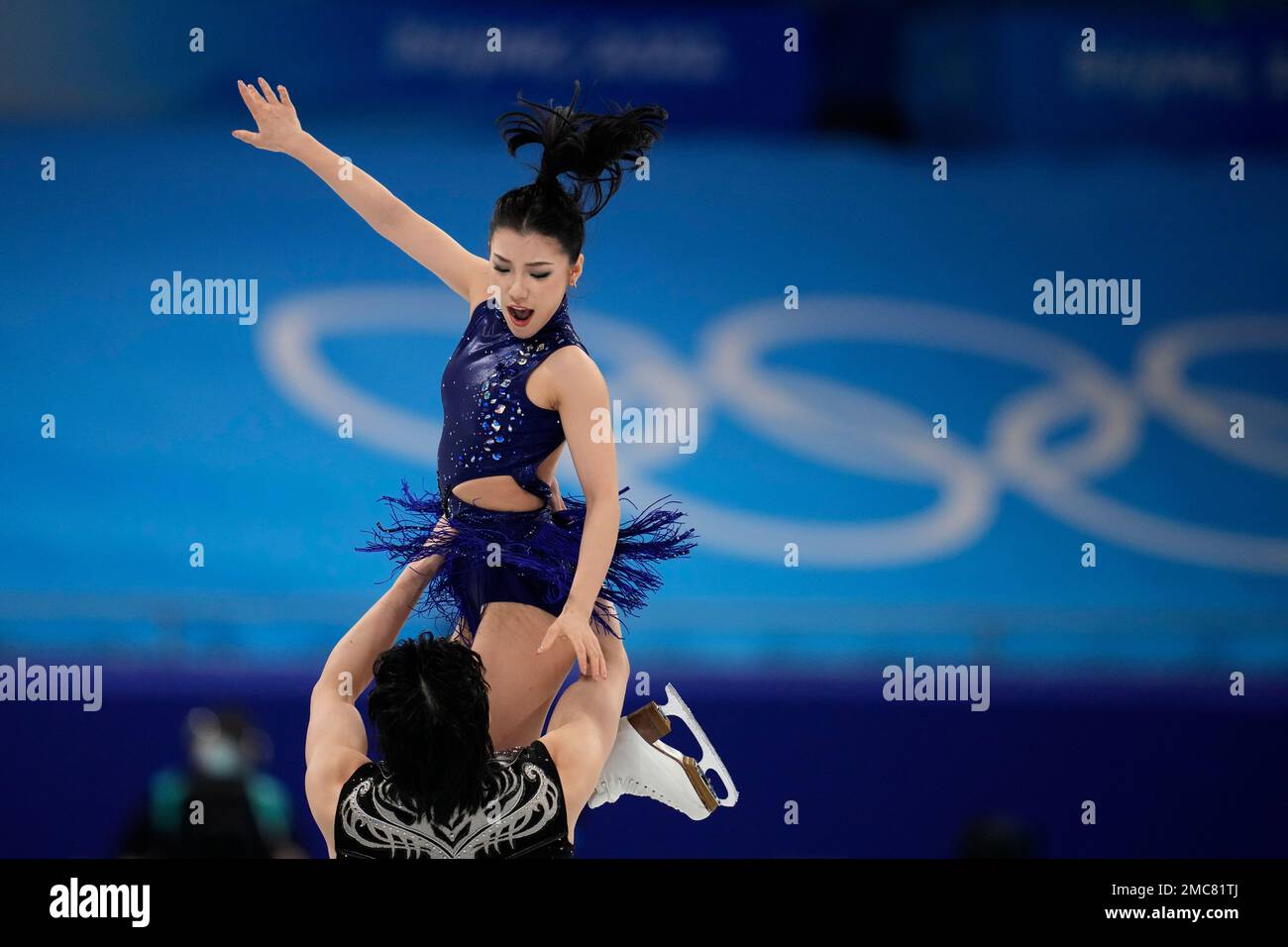 Wang Shiyue and Liu Xinyu, of China, perform their routine in the ice ...