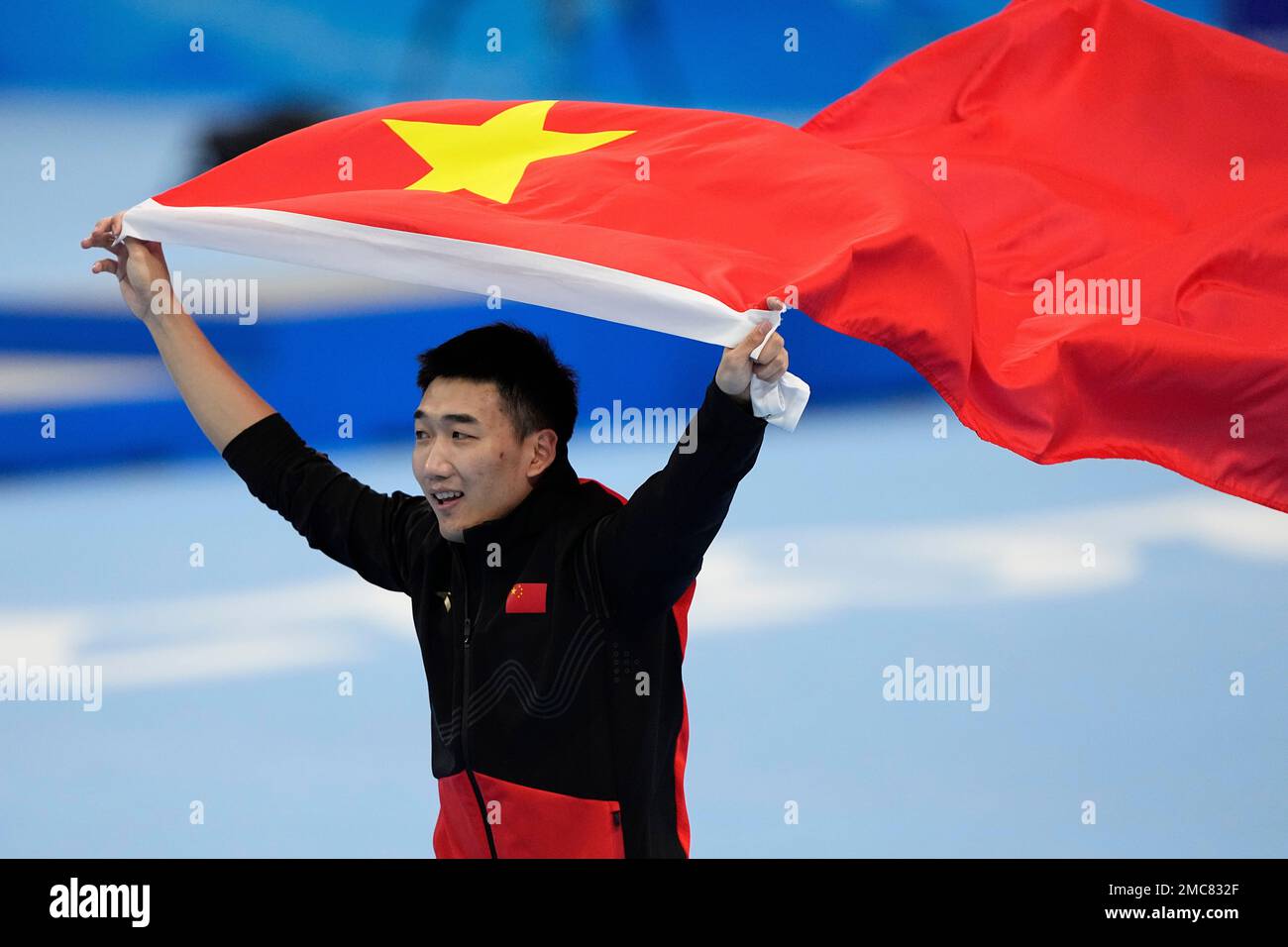 Gao Tingyu of China carries his country's flag after winning the gold ...