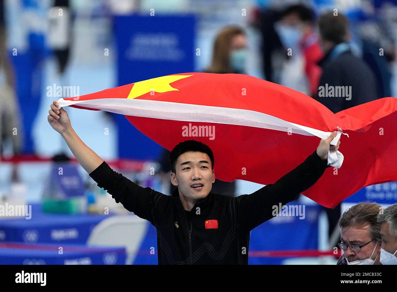 Gao Tingyu of China carries his country's flag after winning the gold ...