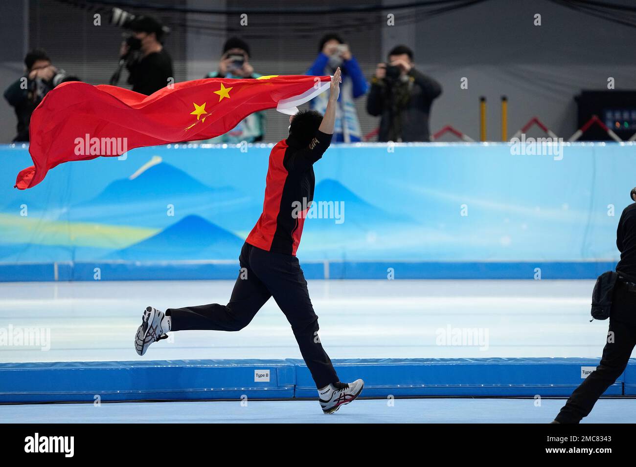 Gao Tingyu of China carries his country's flag after winning the gold ...