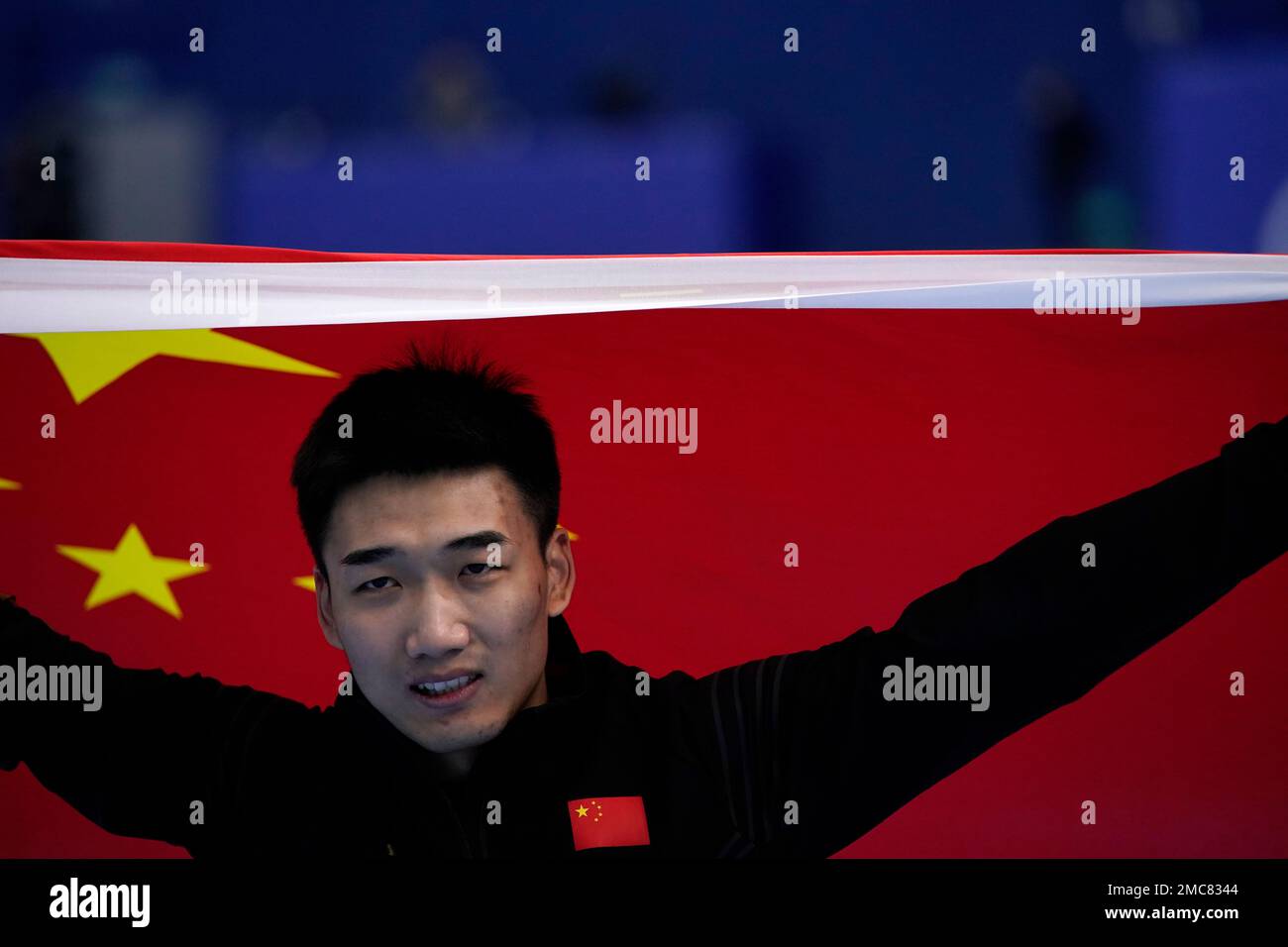 Gao Tingyu of China carries his country's flag after wining the gold ...