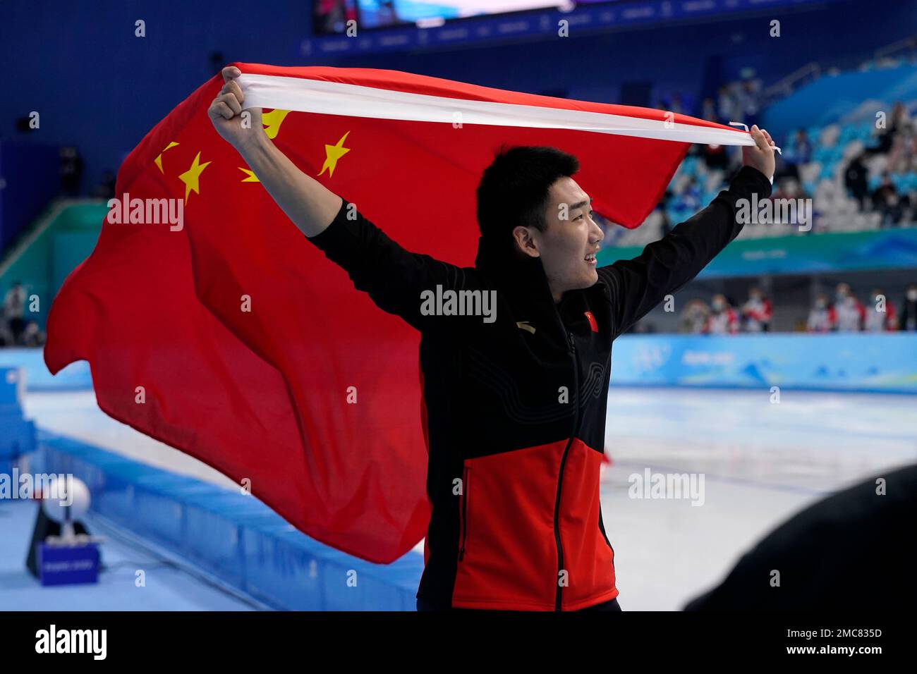 Gao Tingyu of China carries his country's flag after wining the gold ...