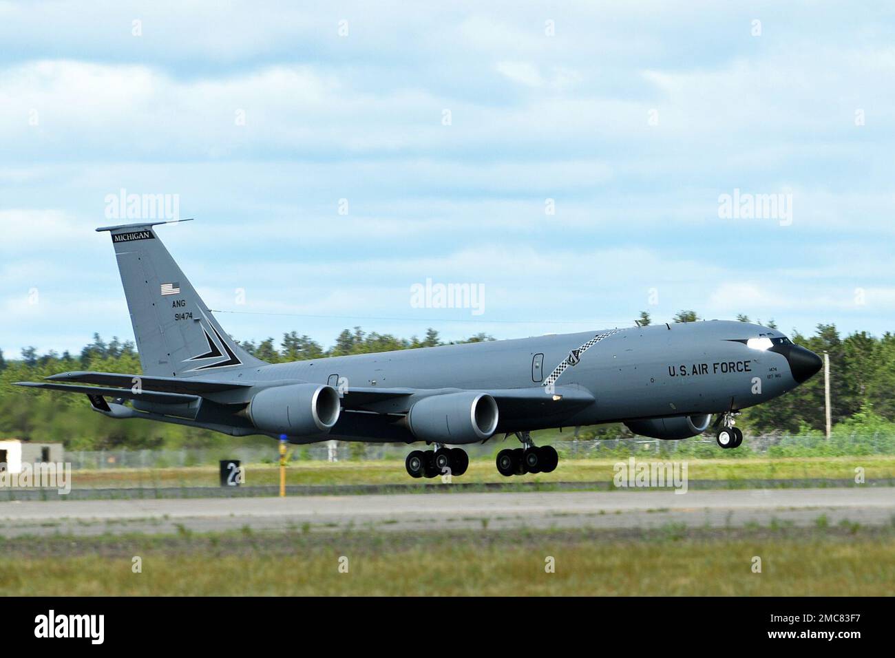 Wet wing refueling hi-res stock photography and images - Alamy