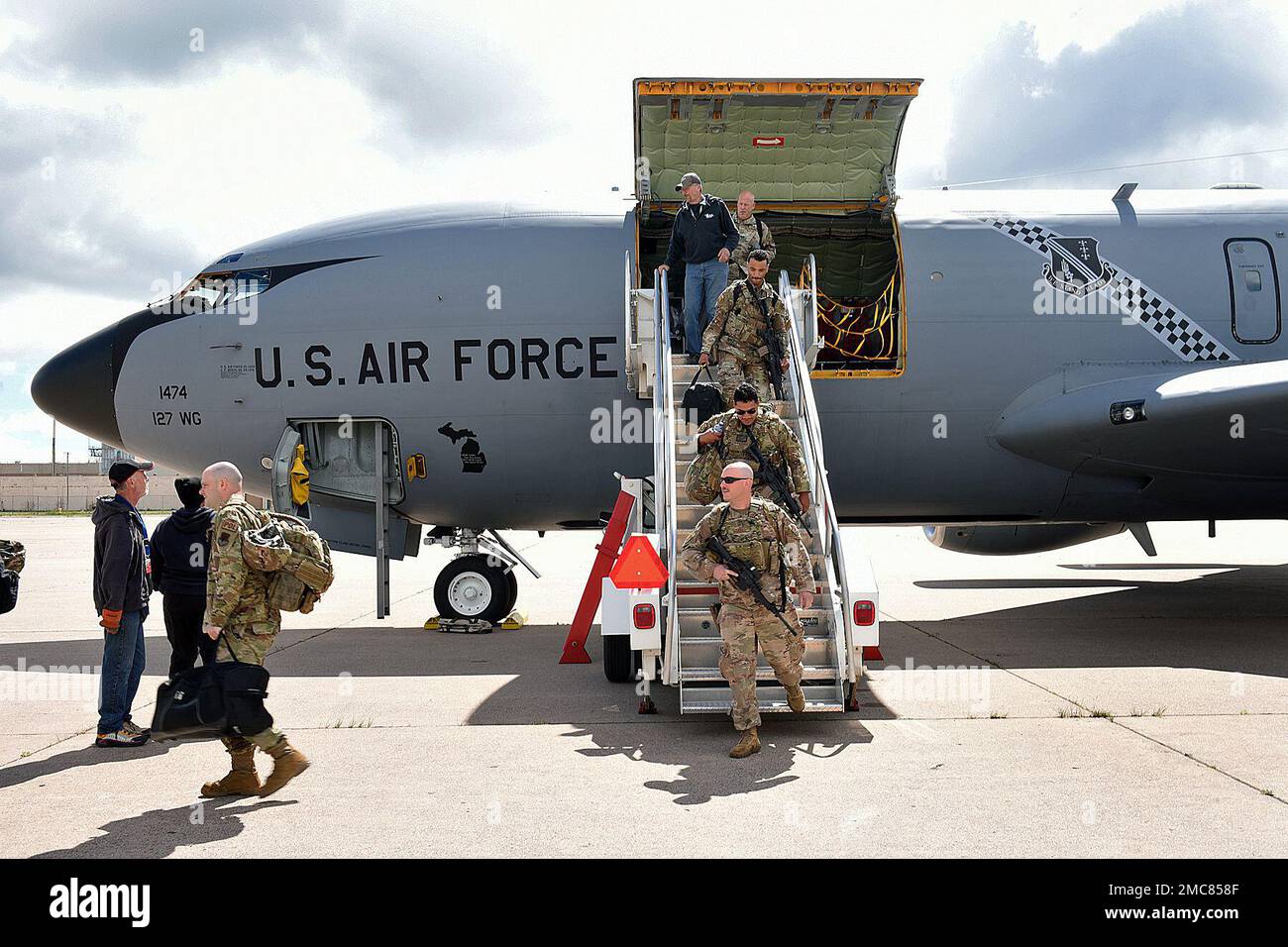U.S. Air Force Airmen from the 127th Wing, Selfridge Air National Guard ...