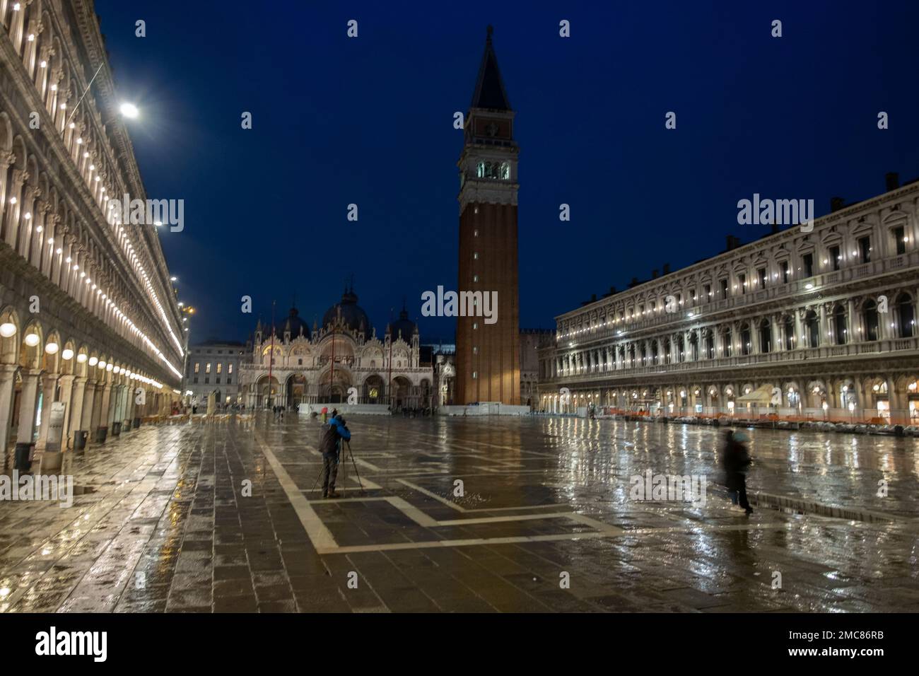 A view of St. Mark's Square flooded during seasonal high tide in Venice ...