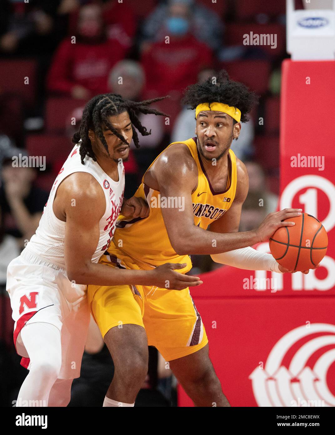 Minnesota's Eric Curry (1) plays against Nebraska's Derrick Walker (13 ...