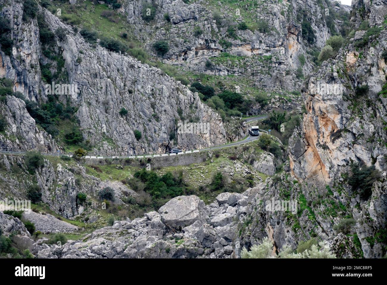 Side cliff road hi-res stock photography and images - Alamy