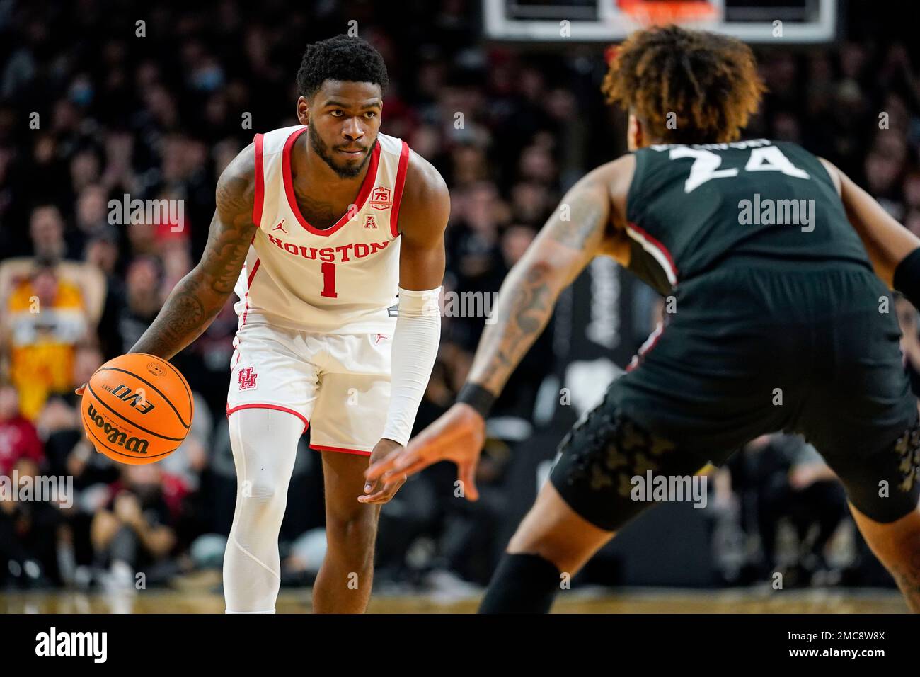 Houston guard Jamal Shead (1) is guarded by Cincinnati's Jeremiah ...
