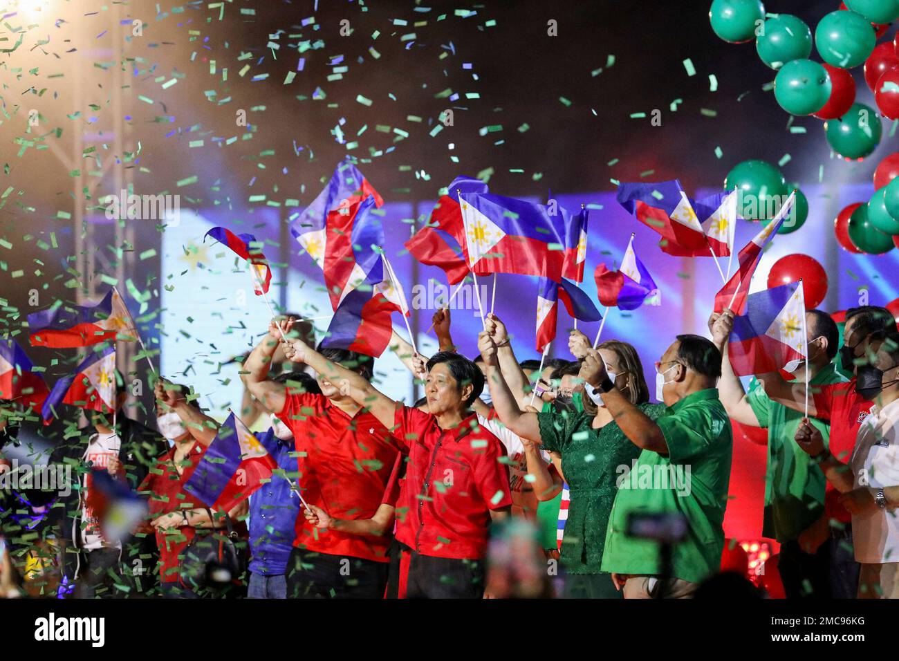 Former senator Ferdinand "Bongbong" Marcos Jr. and his team wave ...