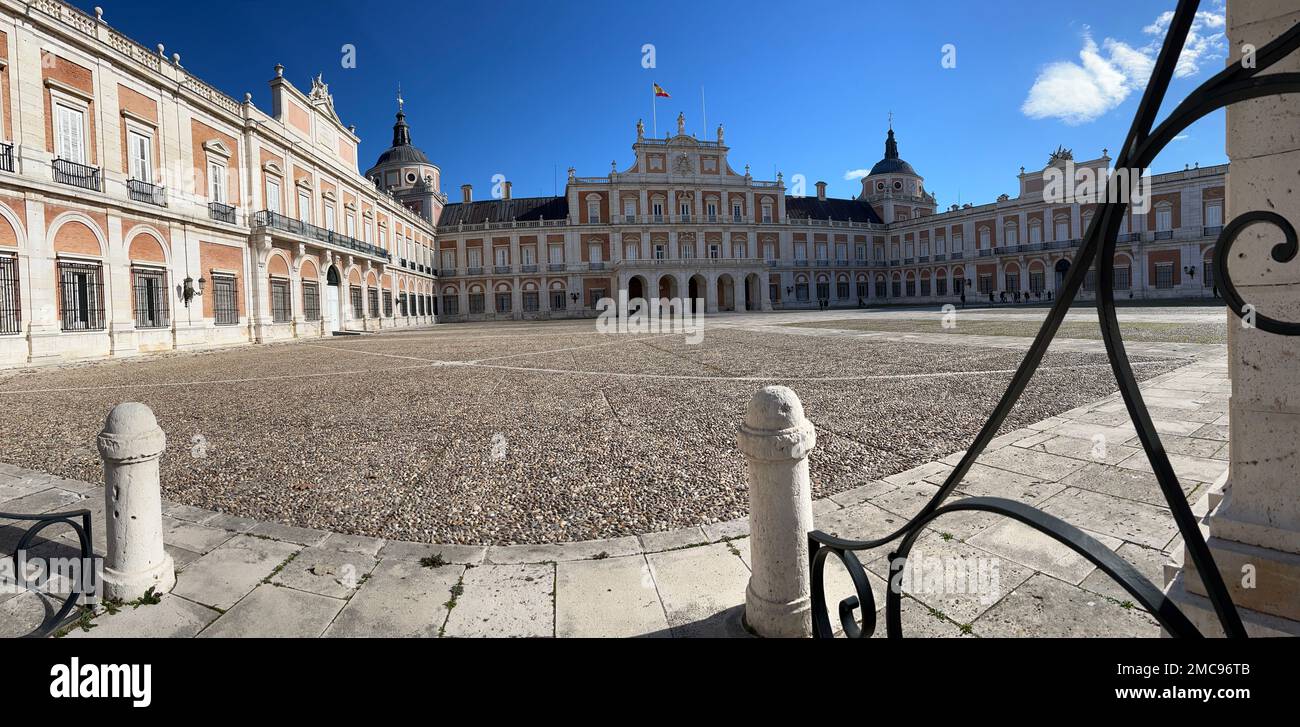 Main entrance of the royal palace of Aranjuez Stock Photo - Alamy