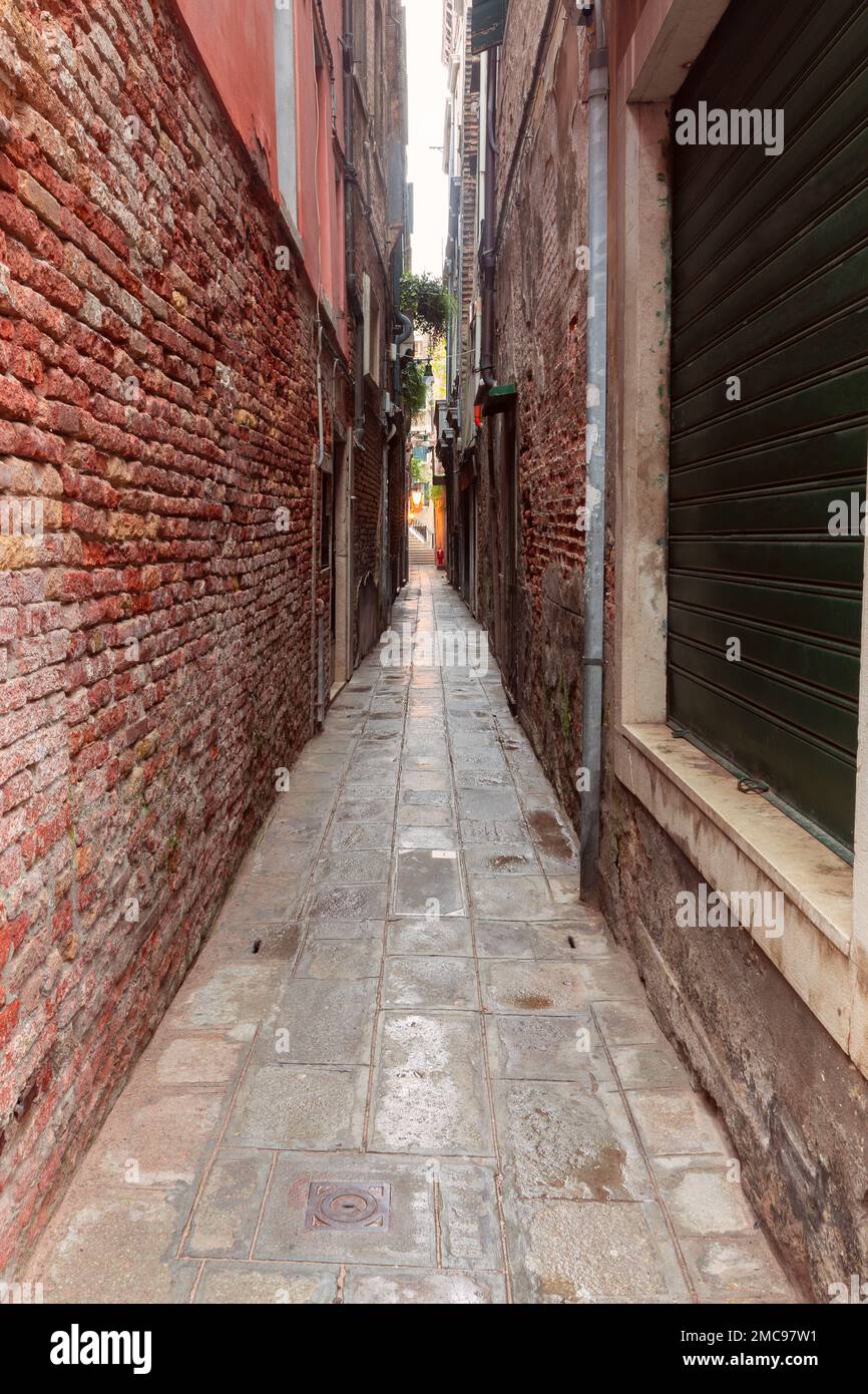 Narrow traditional passage between houses in Venice Stock Photo - Alamy