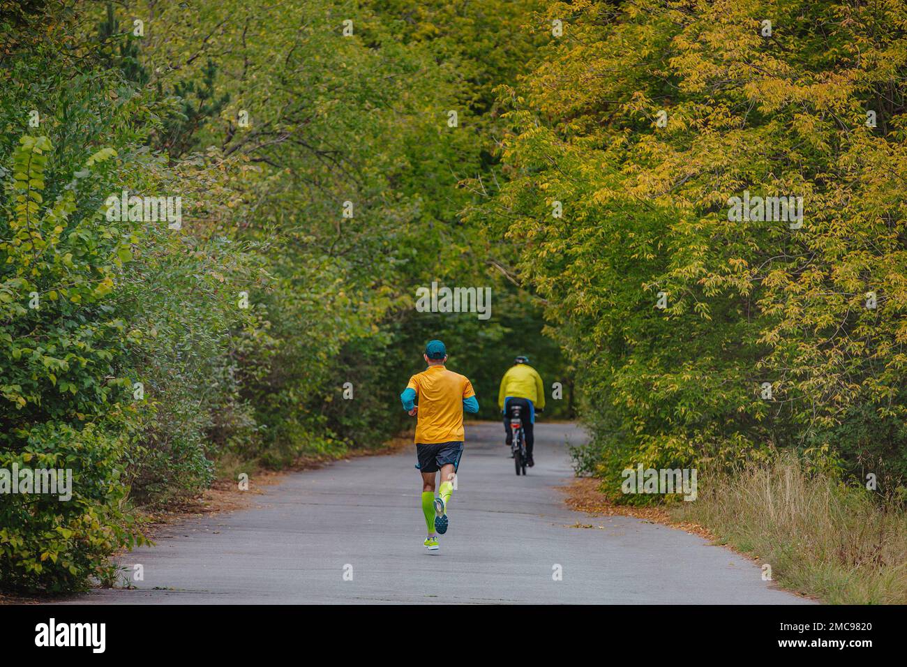 back athlete leader marathon race running in park Stock Photo - Alamy