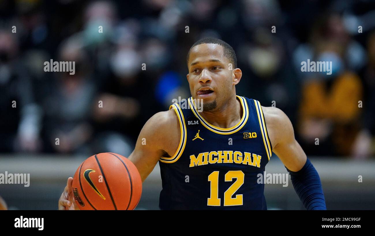 Michigan guard DeVante' Jones (12) dribbles during the first half of an ...