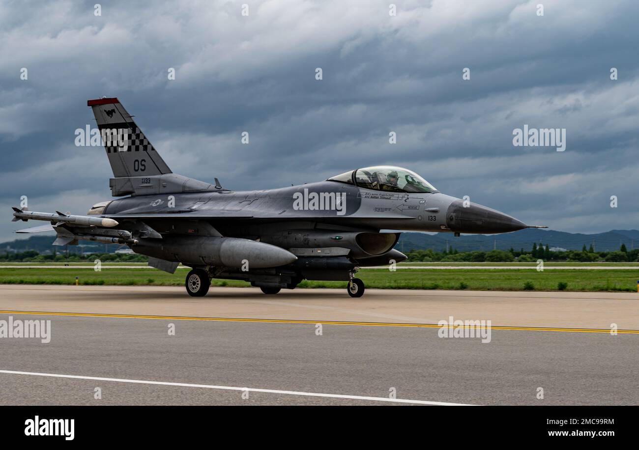 An F-16 Fighting Falcon assigned to the 36th Fighter Squadron taxi on ...
