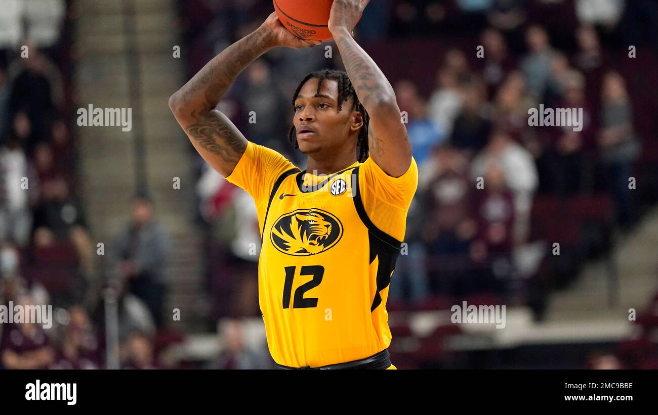 Missouri guard DaJuan Gordon (12) looks to pass against Texas A&M ...