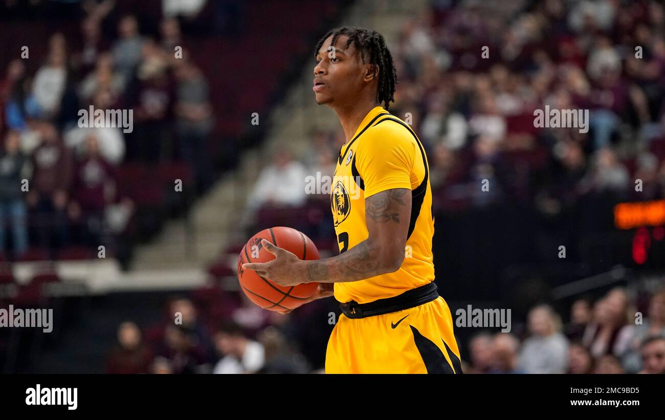 Missouri guard DaJuan Gordon (12) looks to pass against Texas A&M ...