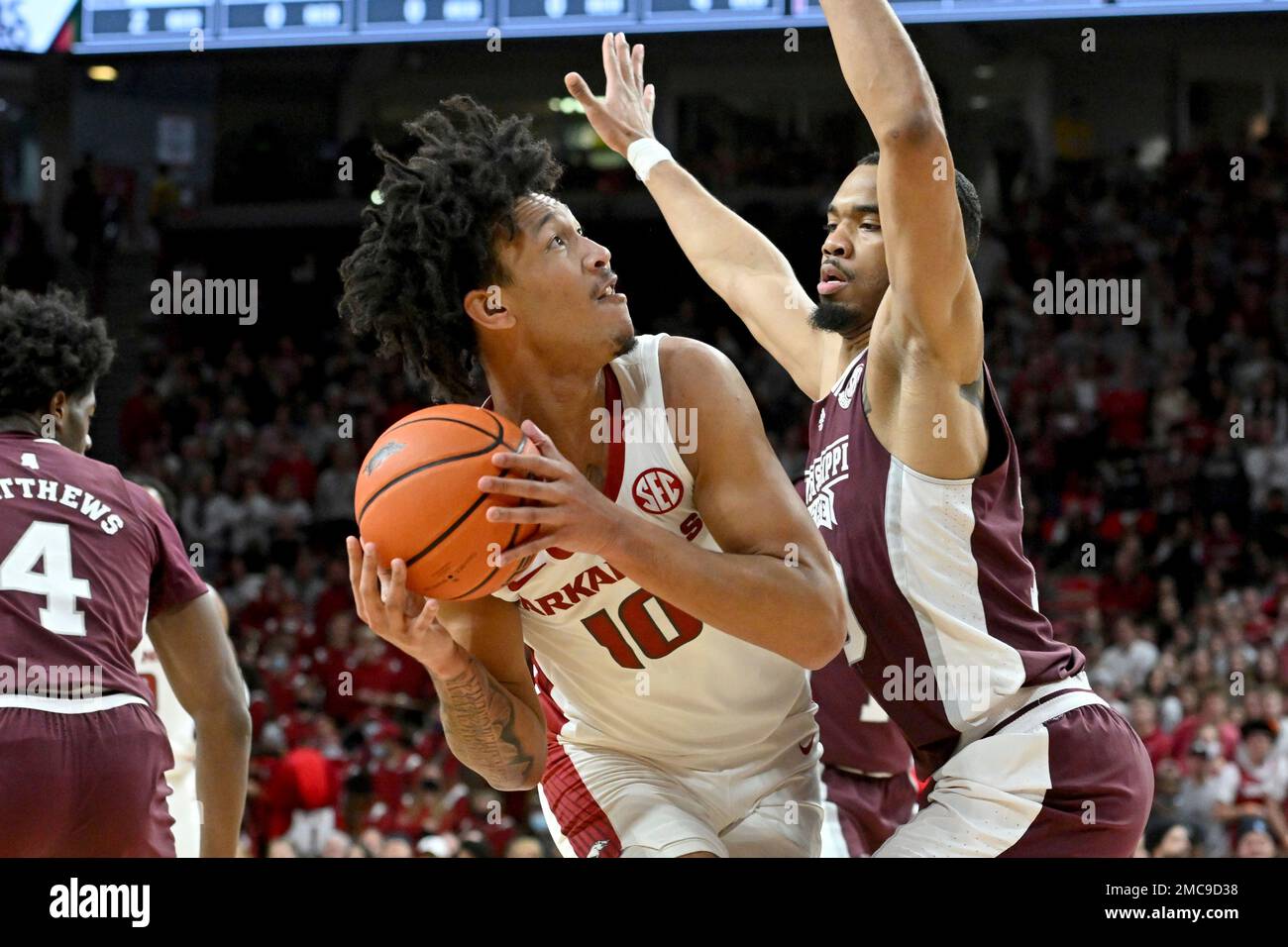 Arkansas forward Jaylin Williams (10) drives against Mississippi State forward Garrison Brooks ...
