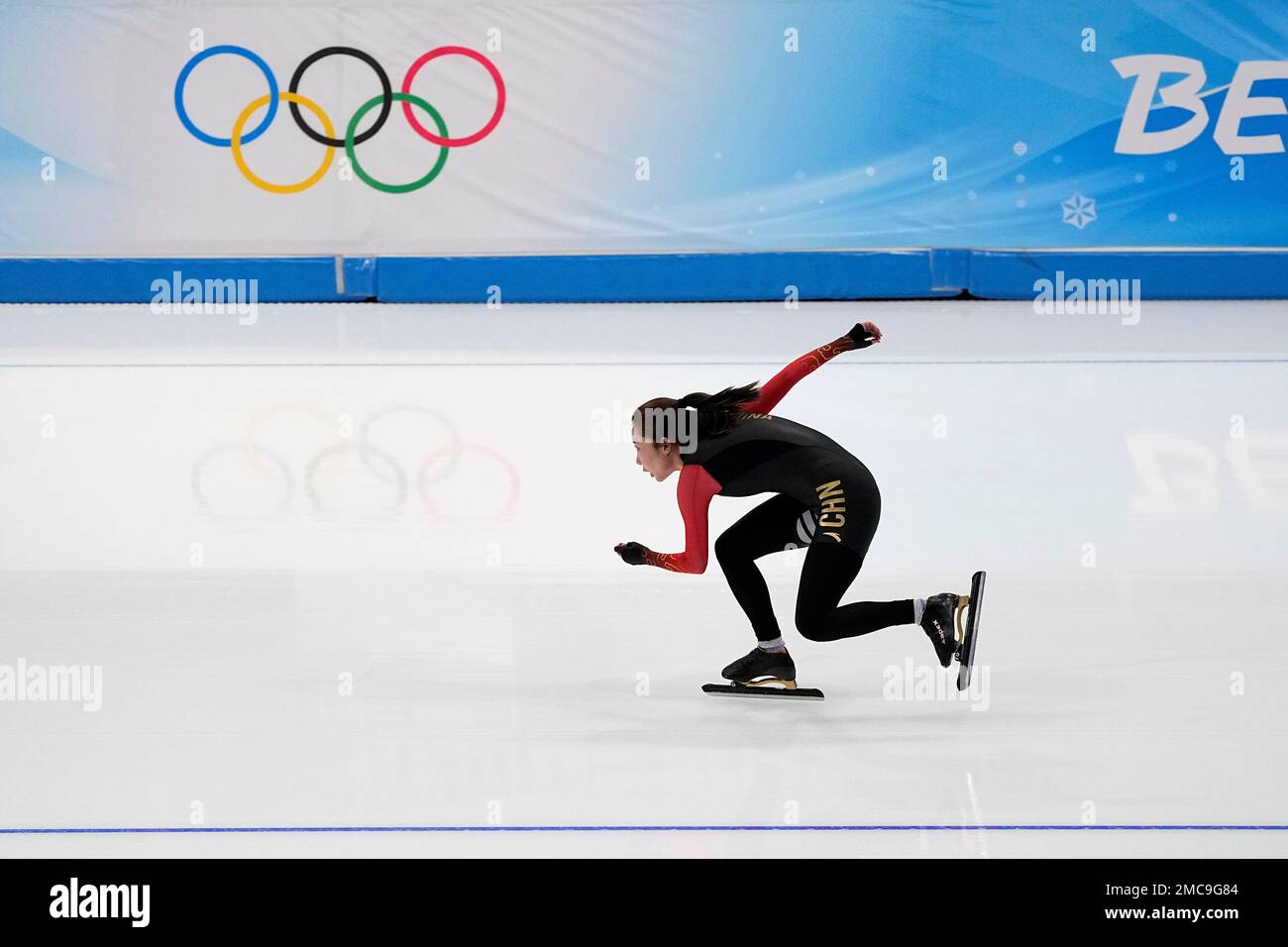 A Chinese athlete warms up for the women's speedskating 1,500-meter ...