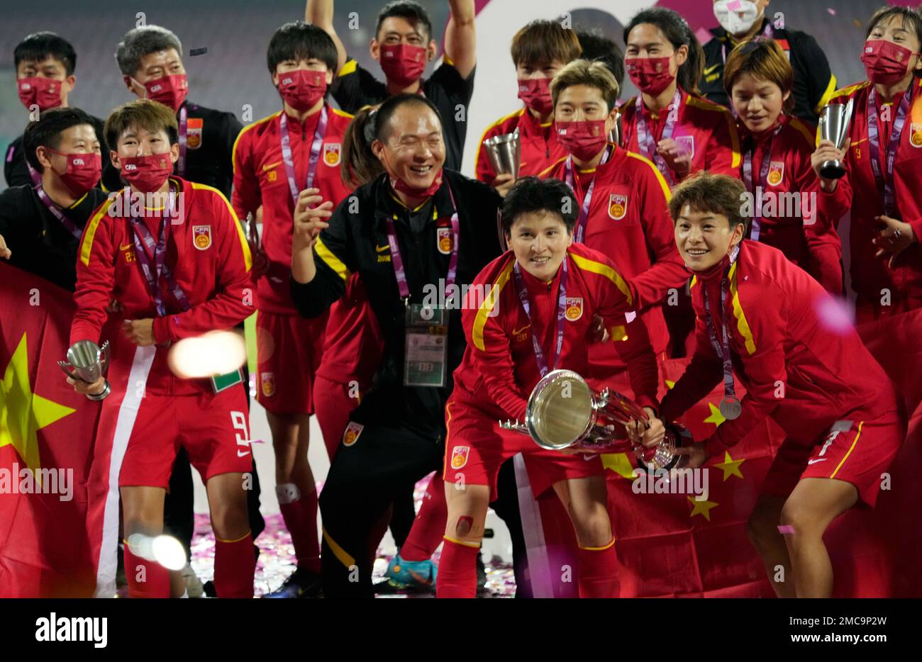 Chinese players pose with trophy after winning the AFC Women's Asian ...
