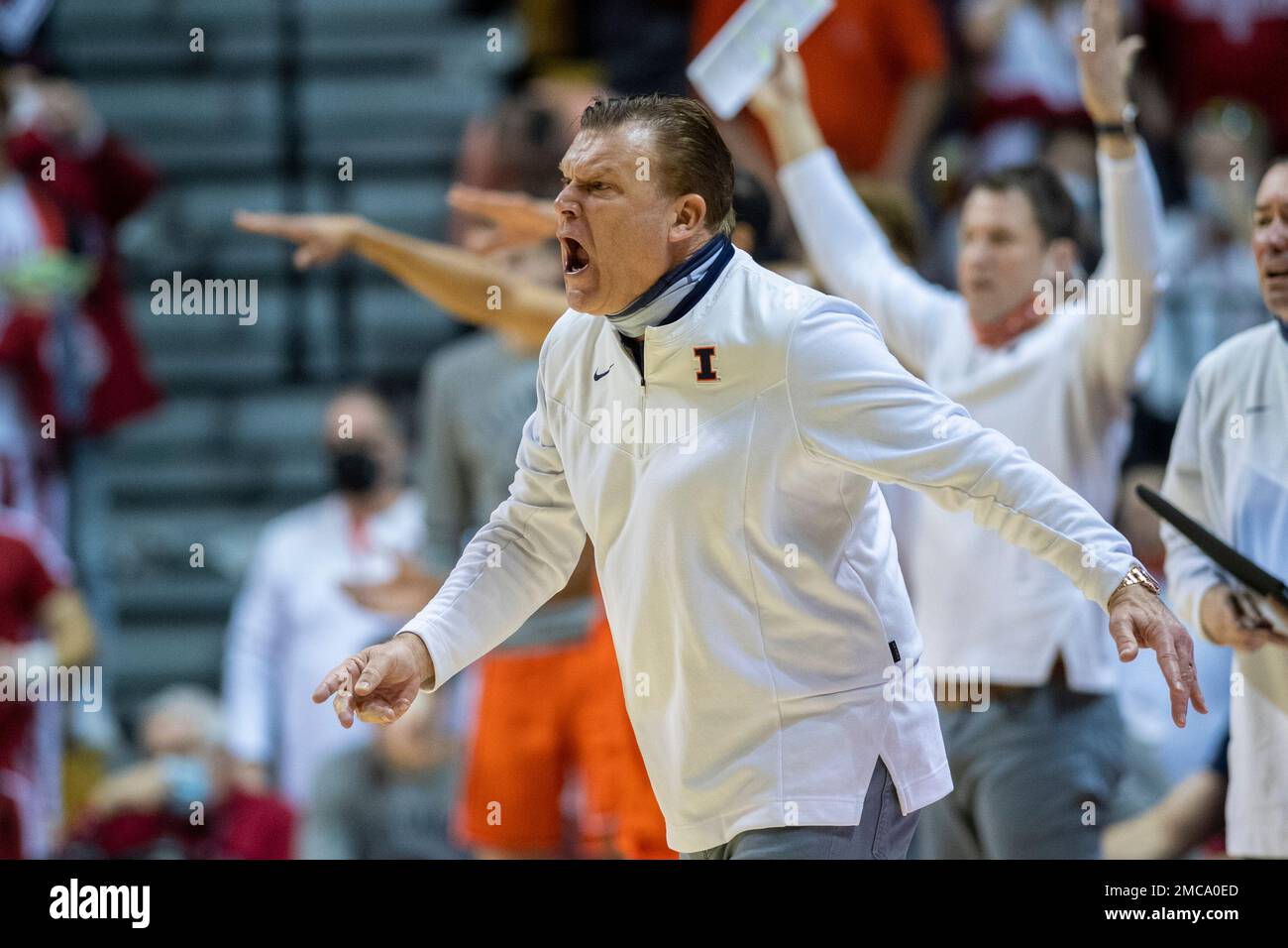 Illinois head coach Brad Underwood reacts to a call during an NCAA ...
