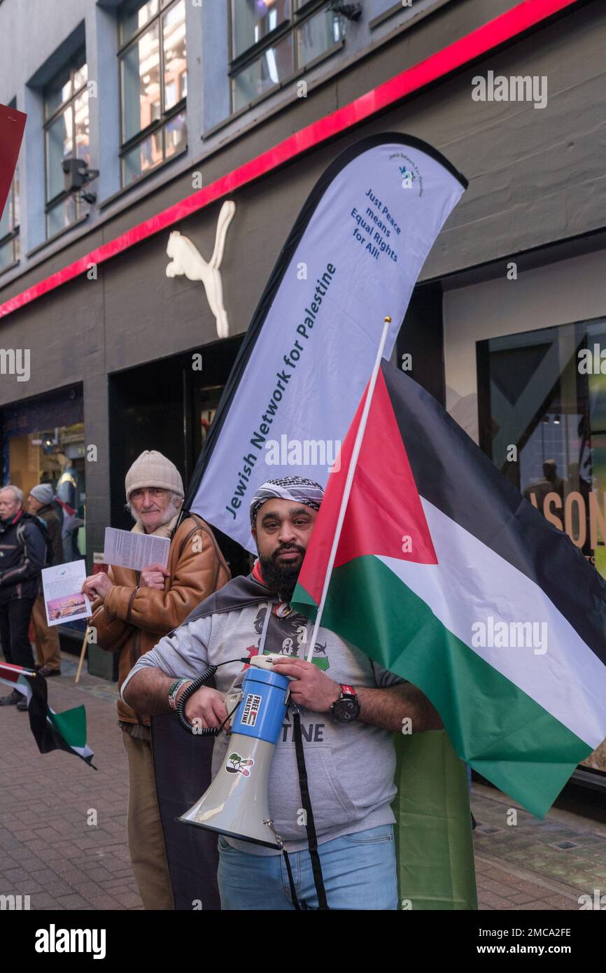 London, UK. 21 Jan 2023. A counter-protester talks with a member of ...