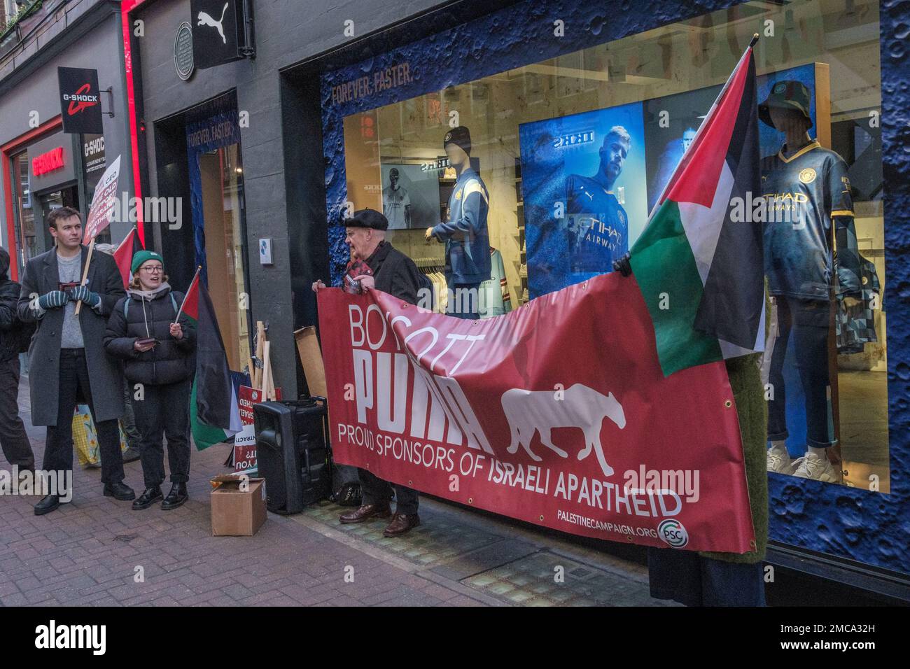 London, UK. 21 Jan 2023. A counter-protester talks with a member of ...