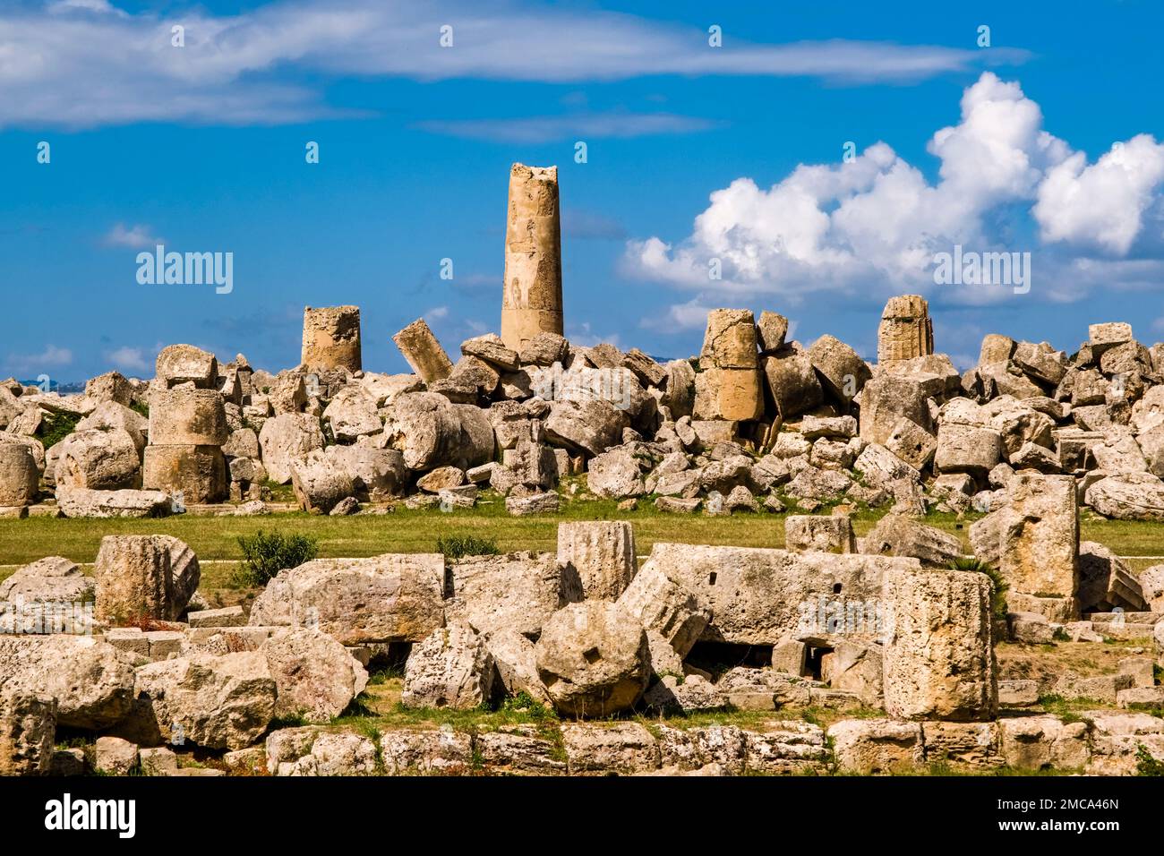 Ruins and columns of Tempio G in the archaeological site of Selinunte ...
