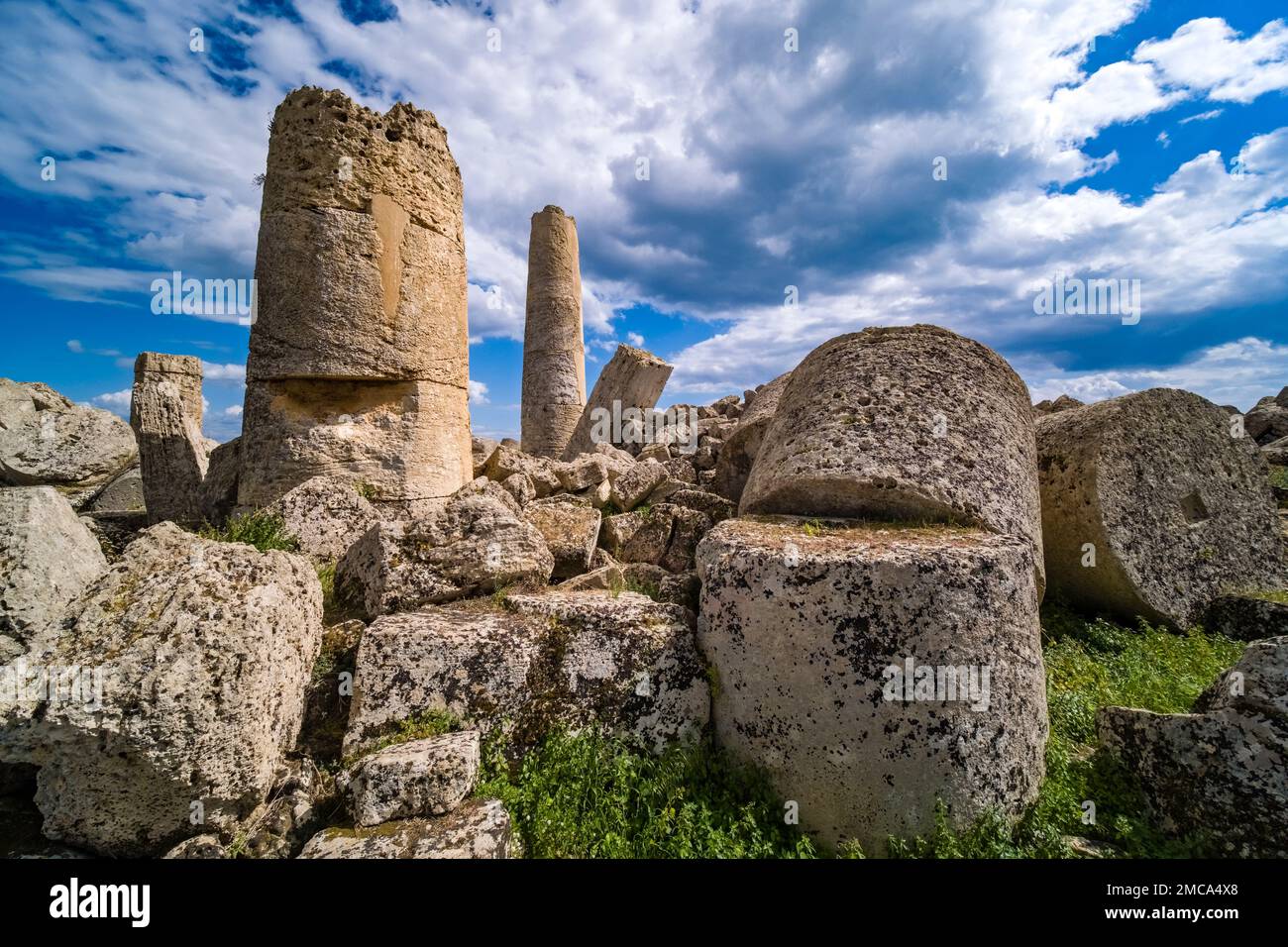 Ruins and columns of Tempio G in the archaeological site of Selinunte ...