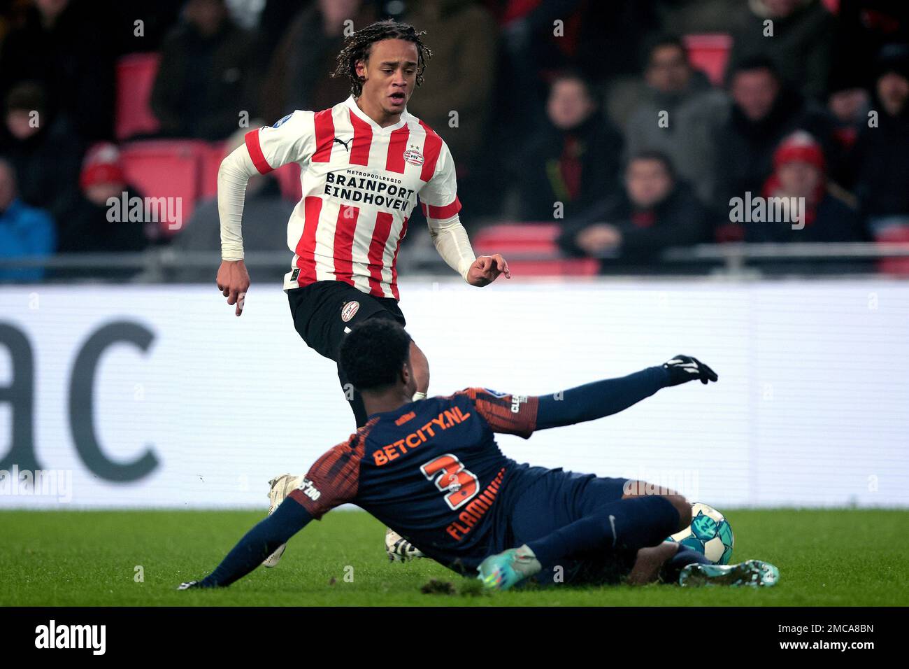 EINDHOVEN - (lr) Xavi Simons of PSV Eindhoven, Ryan Flamingo of Vitesse ...