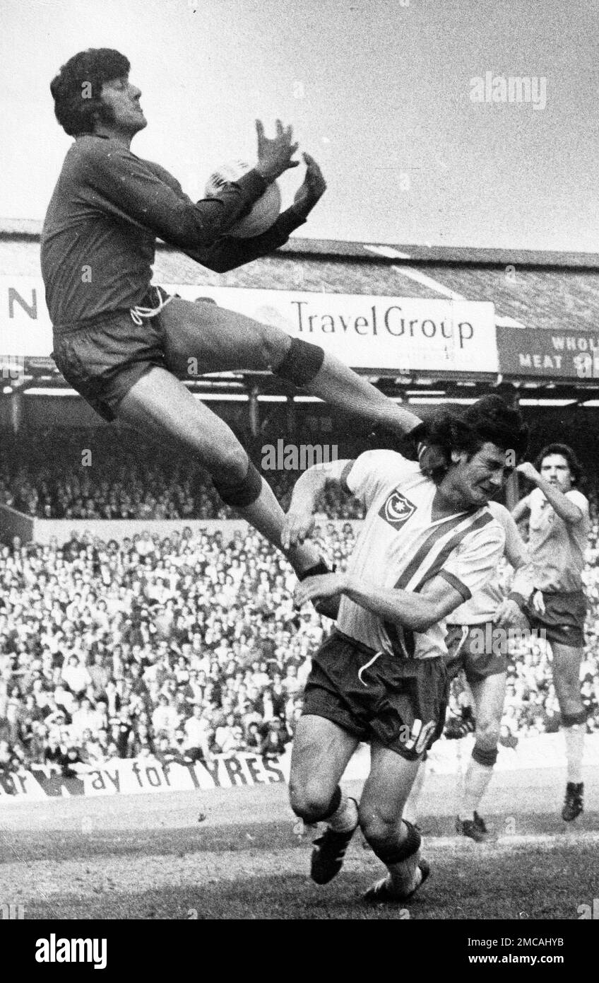 PORTSMOUTH STRIKER ANDY STEWART AND NORWICH GOALKEEPER KEVIN KEELAN ...