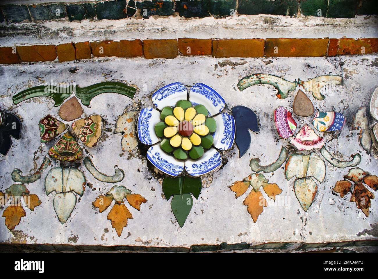 Broken pottery hi-res stock photography and images - Alamy