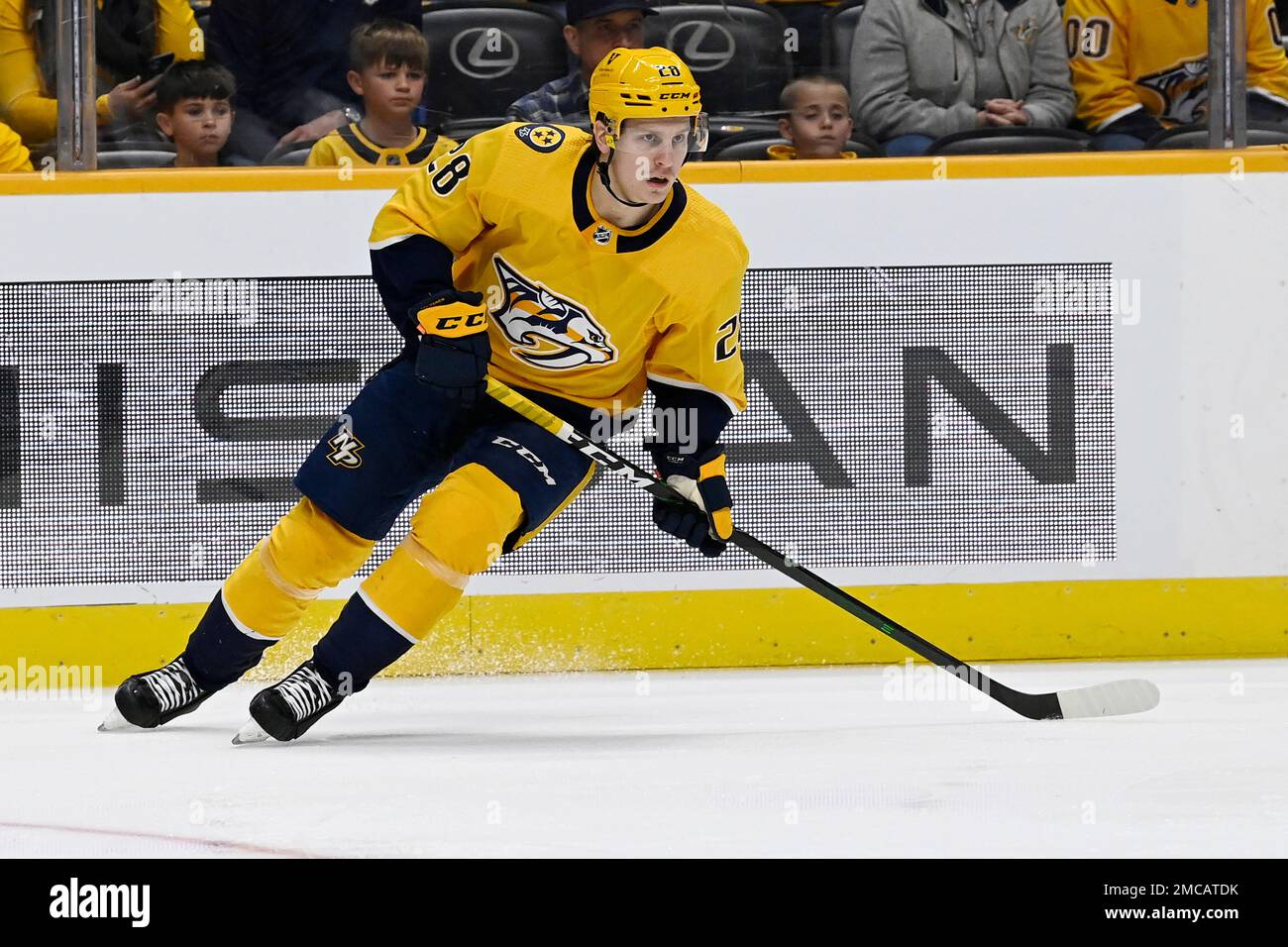 Nashville Predators right wing Eeli Tolvanen (28) plays against the ...
