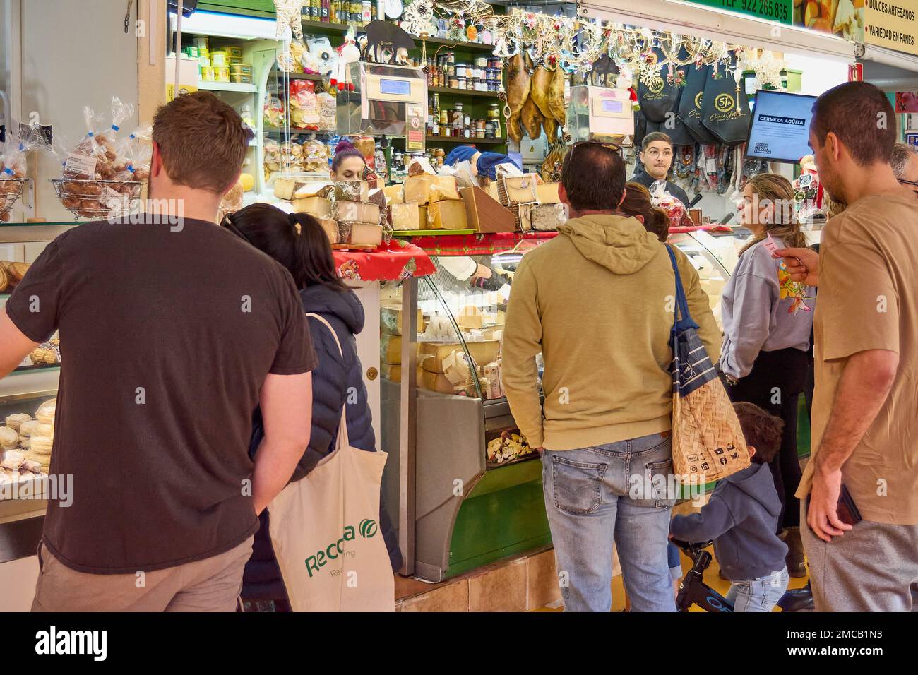 Salesperson grocery store hi-res stock photography and images - Alamy