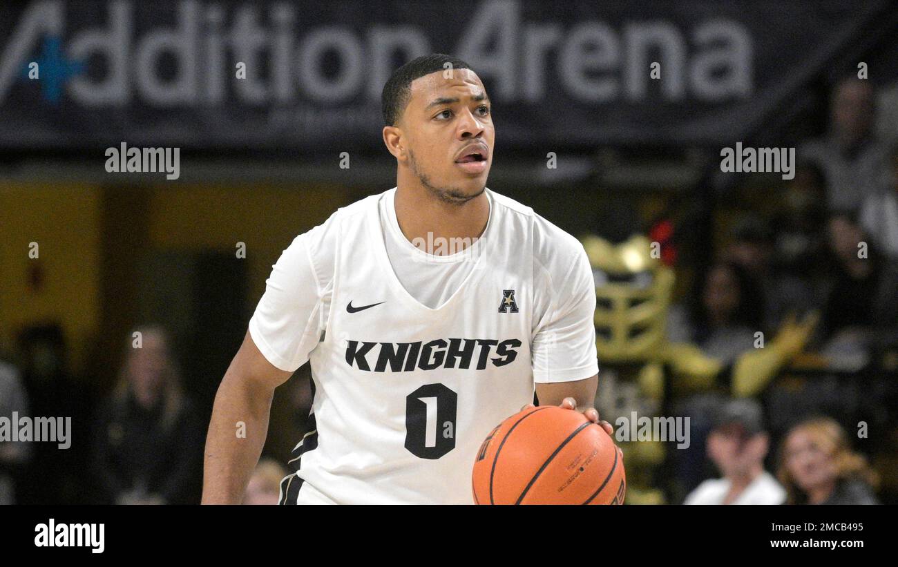 Central Florida guard Darius Johnson (0) sets up a play during the ...
