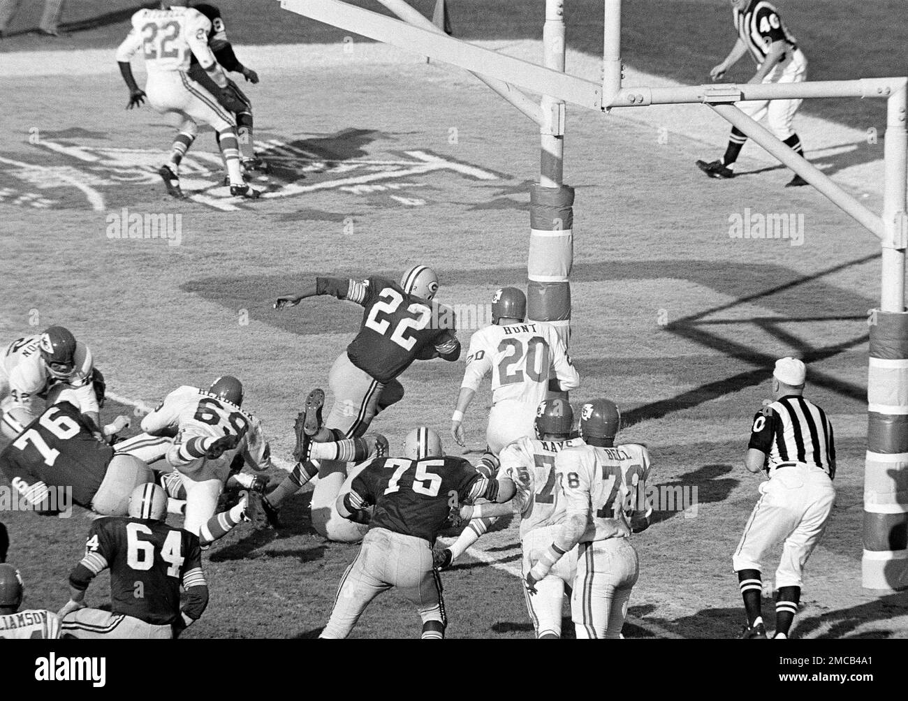 FILE - Green Bay Packers' Elijah Pitts (22) charges into the end zone ...