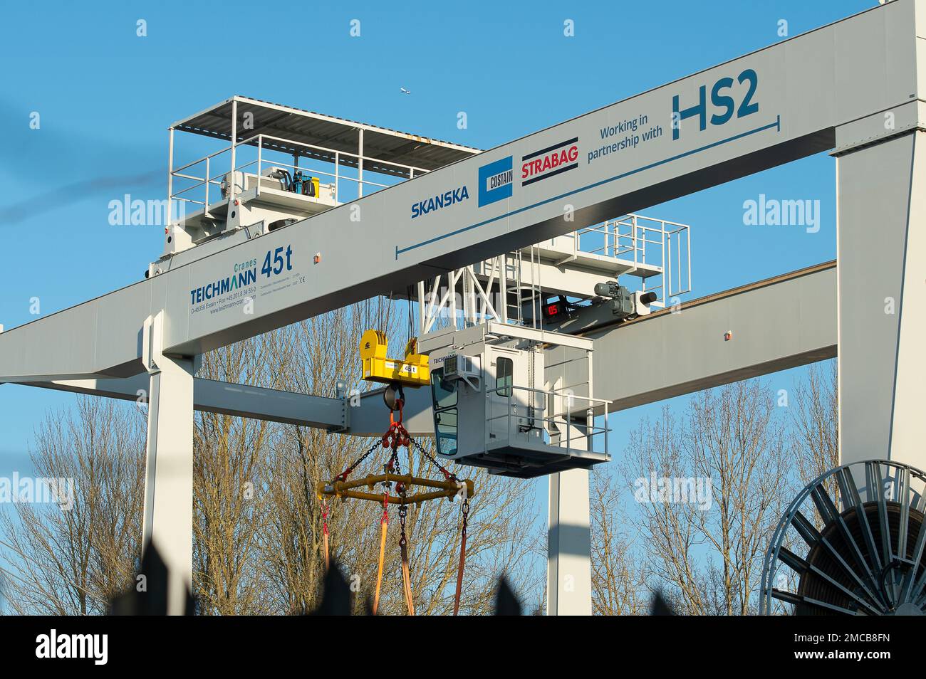 West Ruislip, UK. 21st January, 2023. A huge 45 tonne crane at the HS2 ...