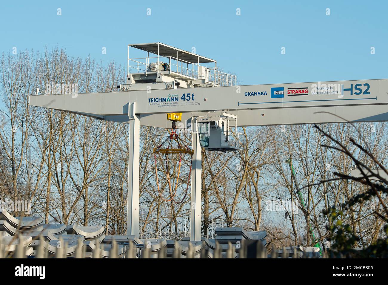 West Ruislip, UK. 21st January, 2023. A huge 45 tonne crane at the HS2 ...
