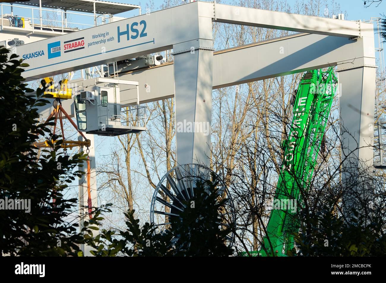 West Ruislip, UK. 21st January, 2023. A huge 45 tonne crane at the HS2 ...