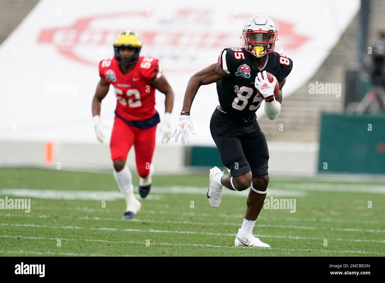 American Team wide receiver Dai' Jean Dixon runs after a catch against ...