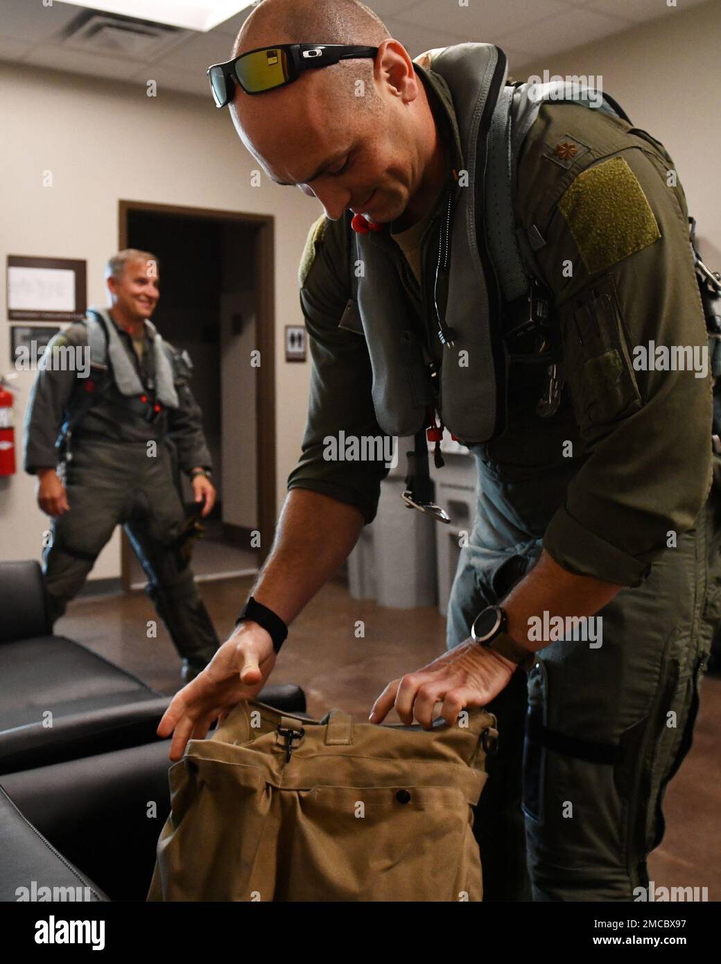 A F-16 pilot from the Oklahoma Air National Guard's 138th Fighter Wing ...