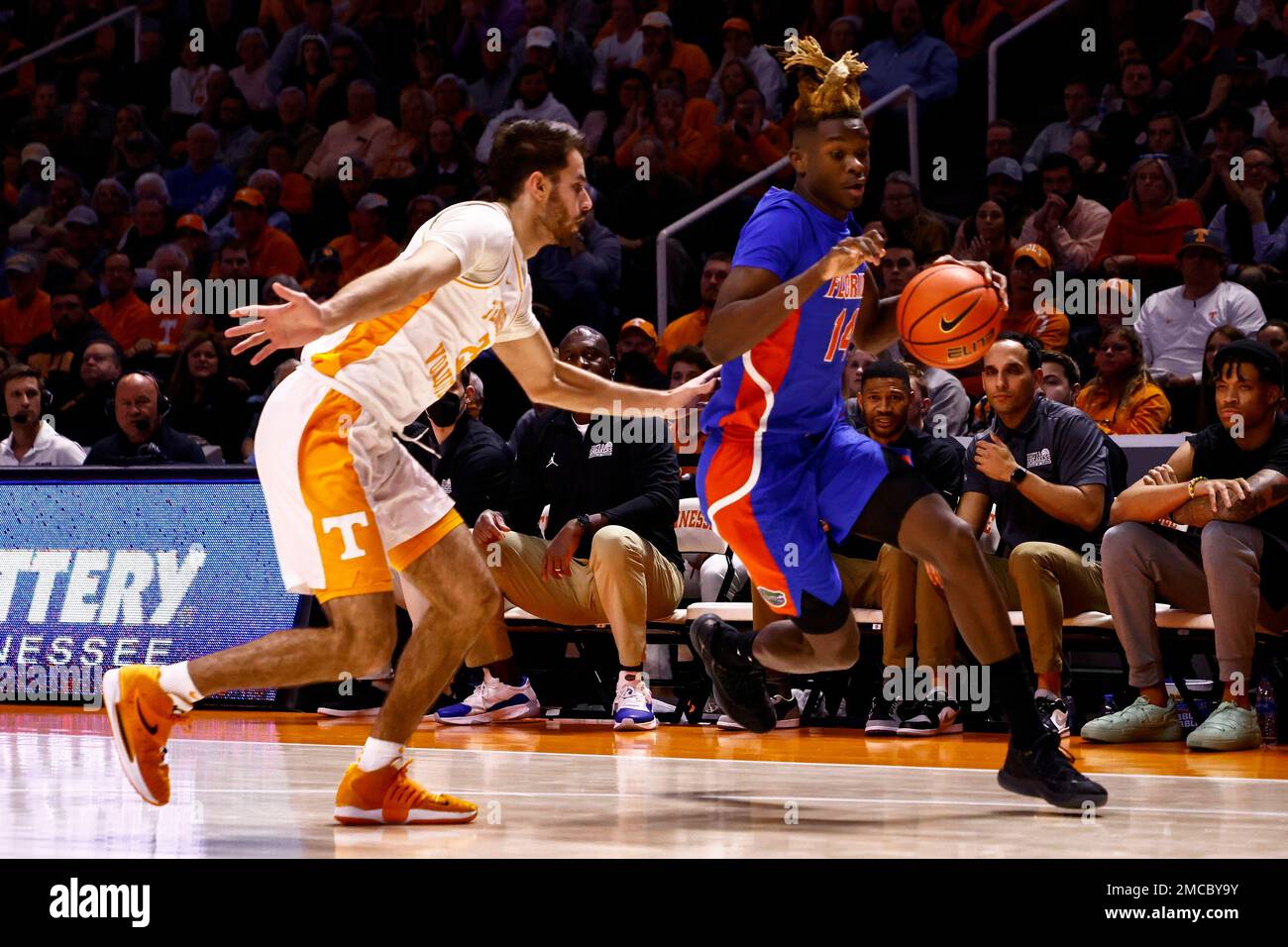 Florida guard Kowacie Reeves (14) drives against Tennessee guard ...