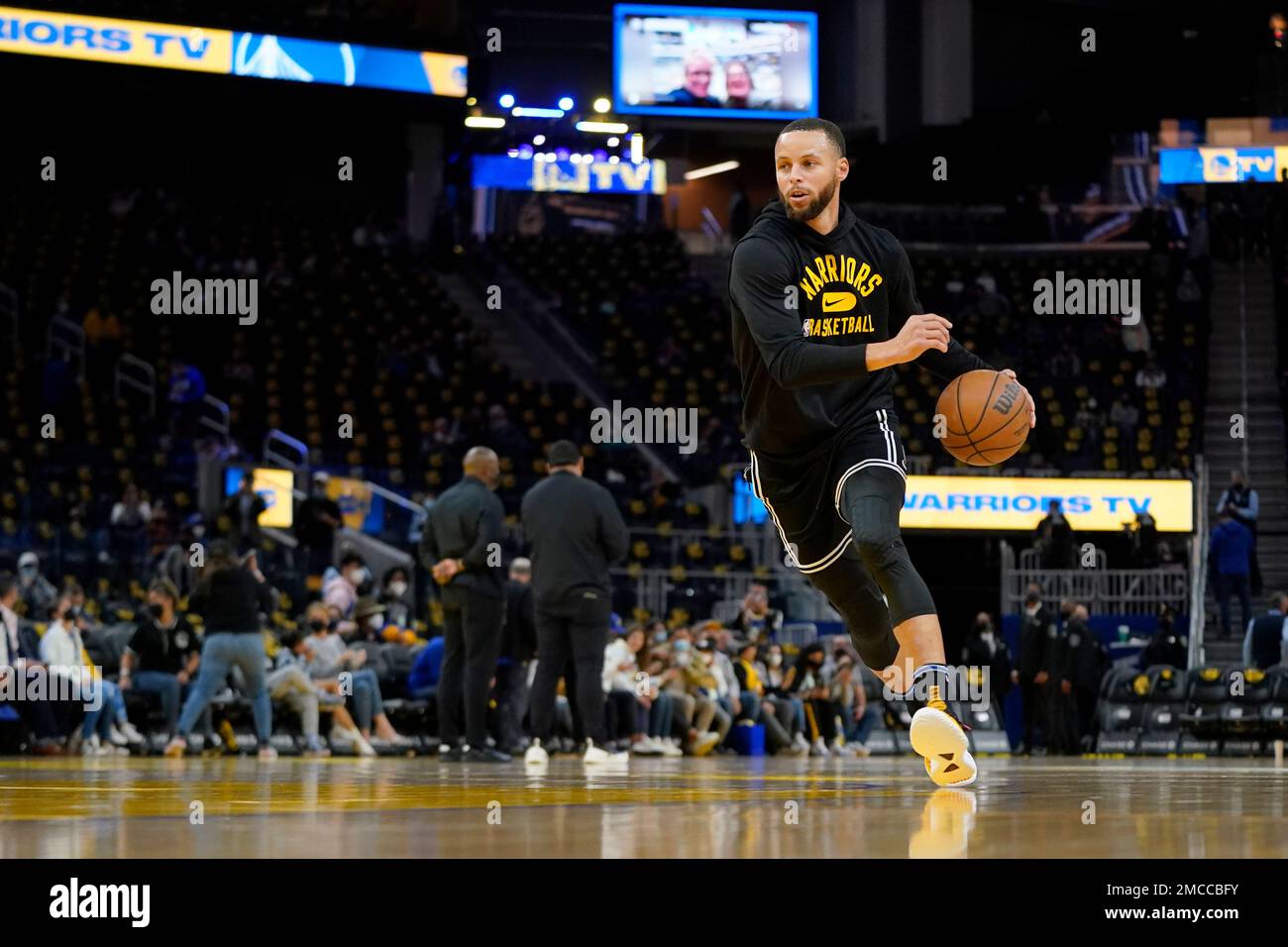 Golden State Warriors guard Stephen Curry warms up before an NBA ...