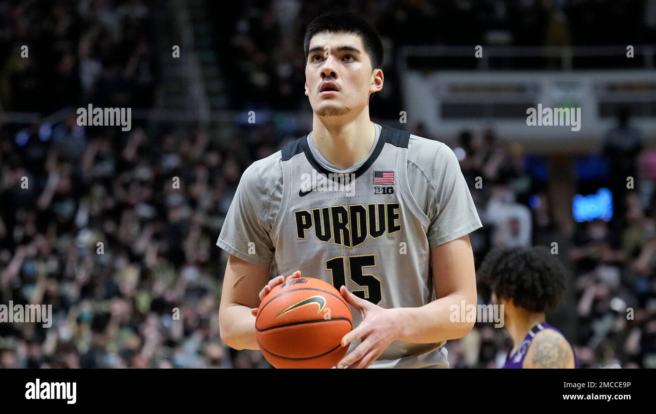 Purdue center Zach Edey (15) in action during an NCAA college ...